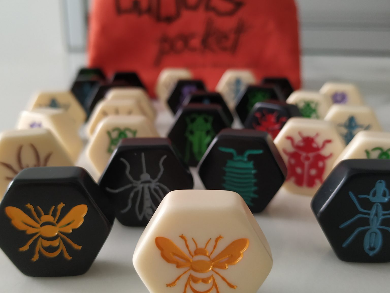 Hive pocket – Madres Desterradas